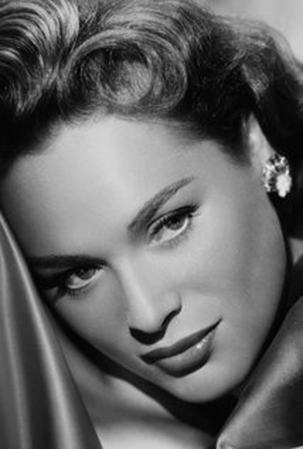 Bella Darvi - Golden Globes