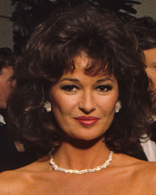 Stephanie Beacham's Instagram, Twitter & Facebook on IDCrawl